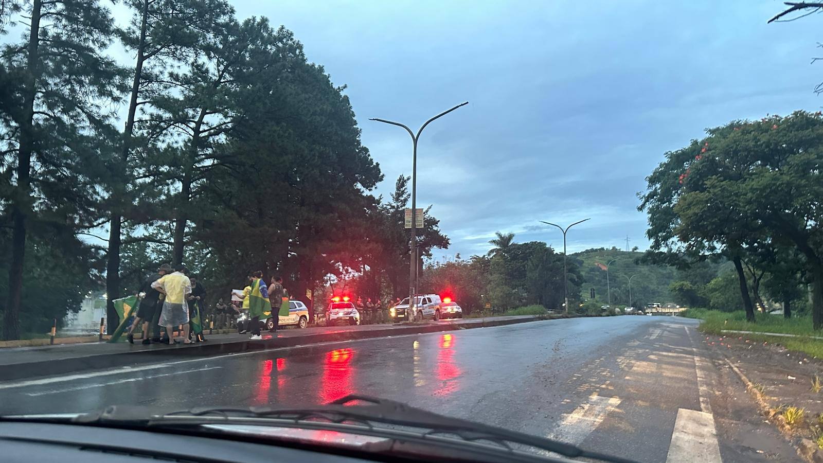 Manifestantes bolsonaristas se concentram em frente à Regap, em Betim ...