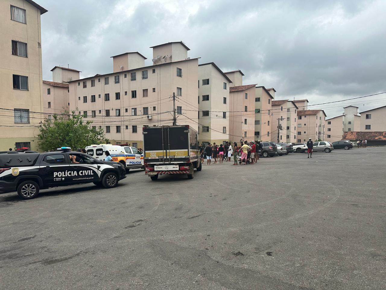 Três homens são mortos a tiros dentro de condomínio na região do ...