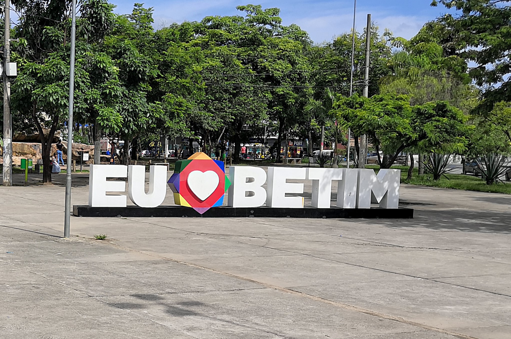 Letreiro “Eu amo Betim” é retirado da praça do Encontro para manutenção