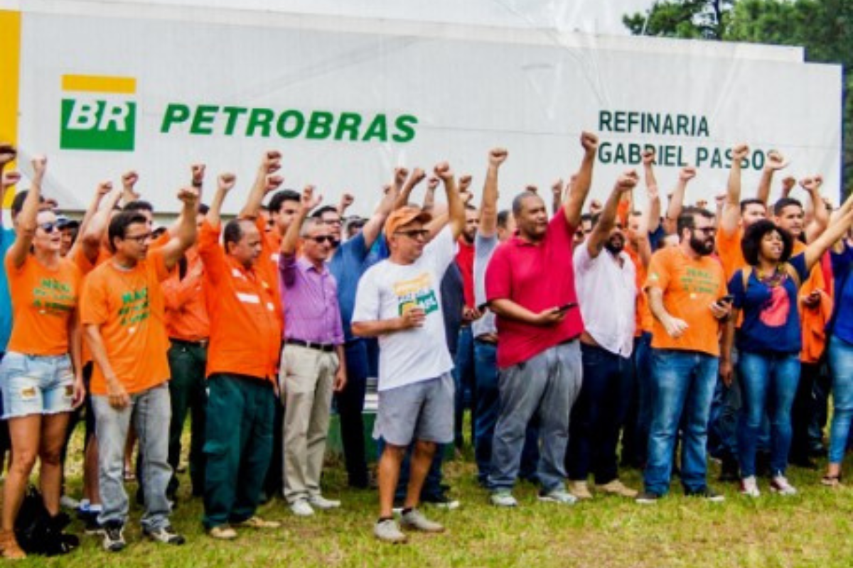Petroleiros da Regap, em Betim, aderem a greve nacional | O Tempo Betim