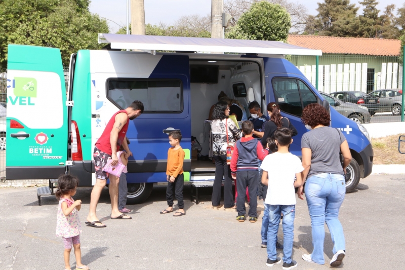 Posto móvel de vacina volta a percorrer escolas | O Tempo Betim