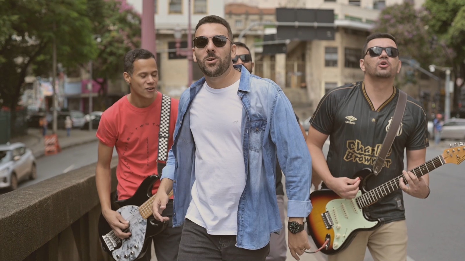 Banda Lolla lança clipe da música "Entre a gente" gravado no viaduto ...